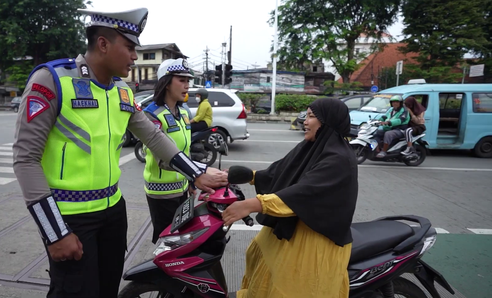 MENGENDARAI MOTOR TANPA HELM: ORANG TUA DAN ANAK ABAIKAN KESELAMATAN BERLALULINTAS – SMA Gembala ...