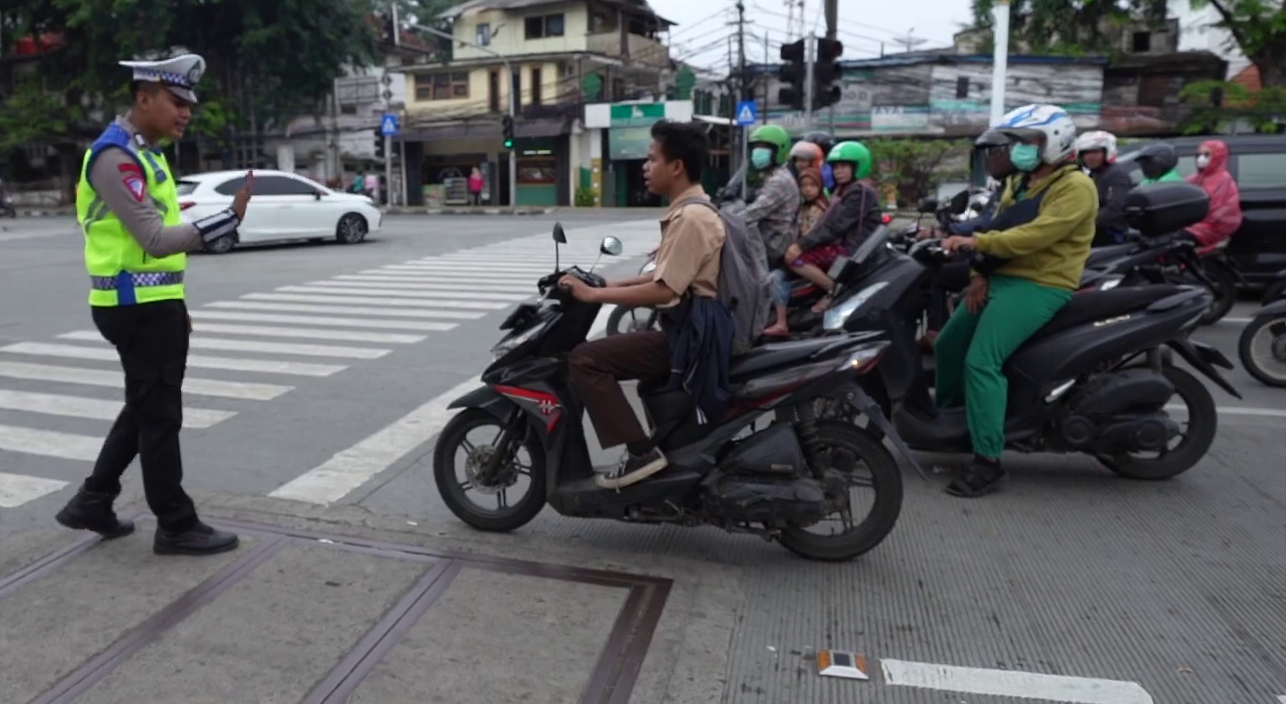 MENGENDARAI MOTOR TANPA HELM: ORANG TUA DAN ANAK ABAIKAN KESELAMATAN BERLALULINTAS – SMA Gembala ...